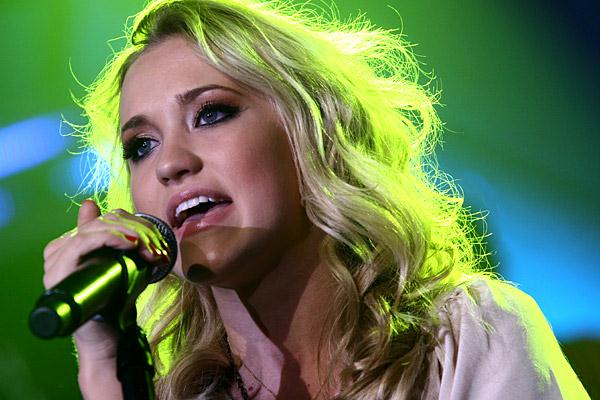 Raul Gil recebe atriz de Hanna Montana - Portal Área VIP