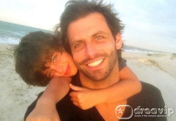 Henri Castelli posta fotos com o filho no Twitter - Portal Área VIP