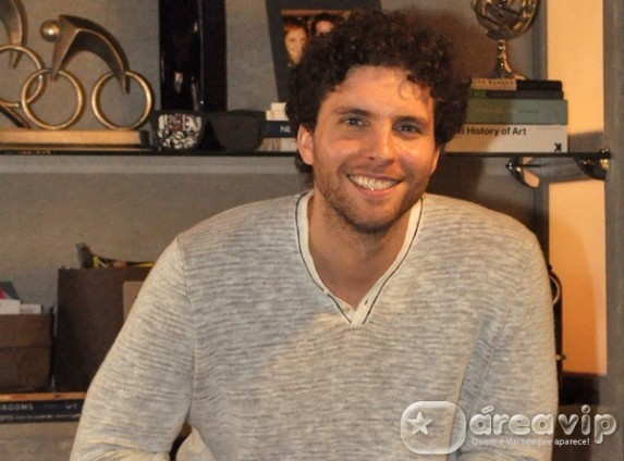 Ator Thiago Fragoso tem alta após 17 dias internado - Área VIP