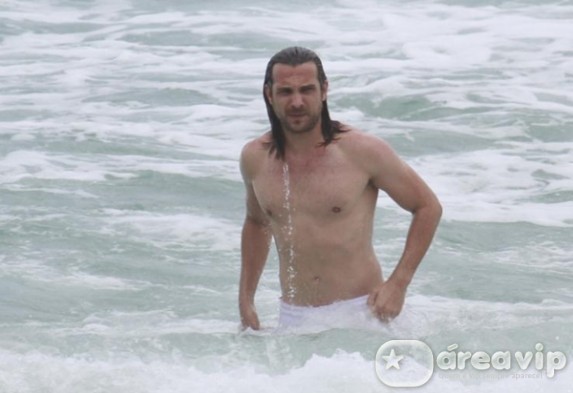 Igor Rickli, o Alberto de 'Flor do Caribe', curte praia a mulher - Área VIP