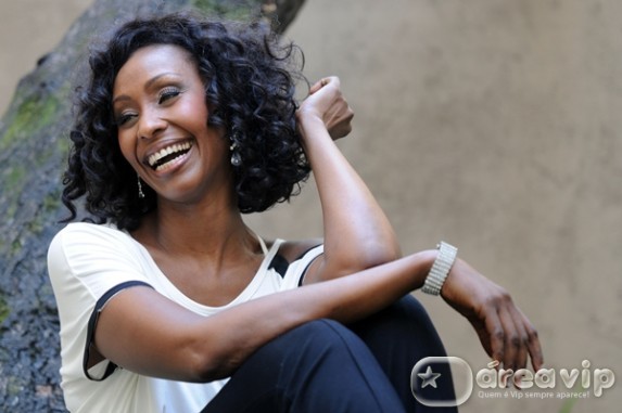 Cantora Corona fotografa para editorial em São Paulo - Portal Área VIP