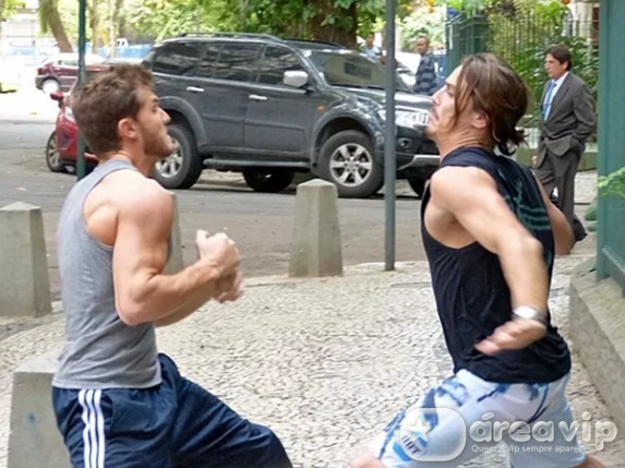 Leonardo leva um soco de Robertão ao tirar satisfação com o malandro ...