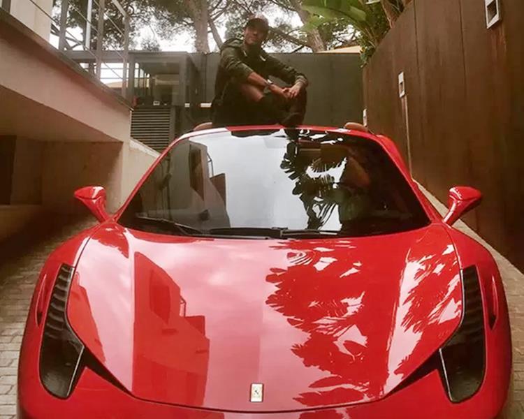 Neymar exibe sua Ferrari vermelha em foto - Portal Área VIP