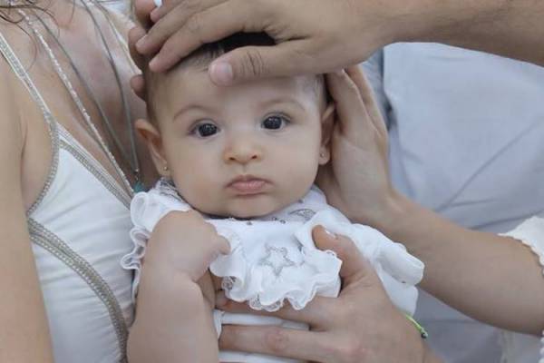 Carol Castro posa ao lado do Padre Fábio de Melo em batizado da filha ...