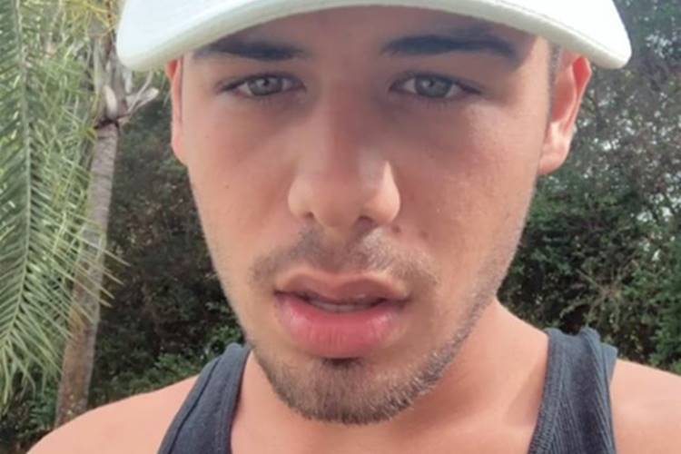 Zé Felipe posa sem camisa e mostra barriga sarada - Veja! - Área VIP Zé Felipe posa sem camisa e mostra barriga sarada - Veja! - Área VIP