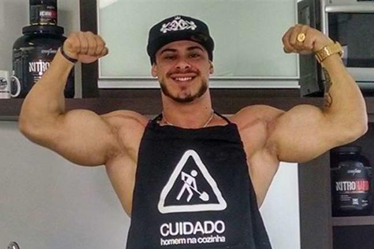 Leo Stronda mostra pela primeira vez queimaduras causadas por explosão Leo Stronda mostra pela primeira vez queimaduras causadas por explosão