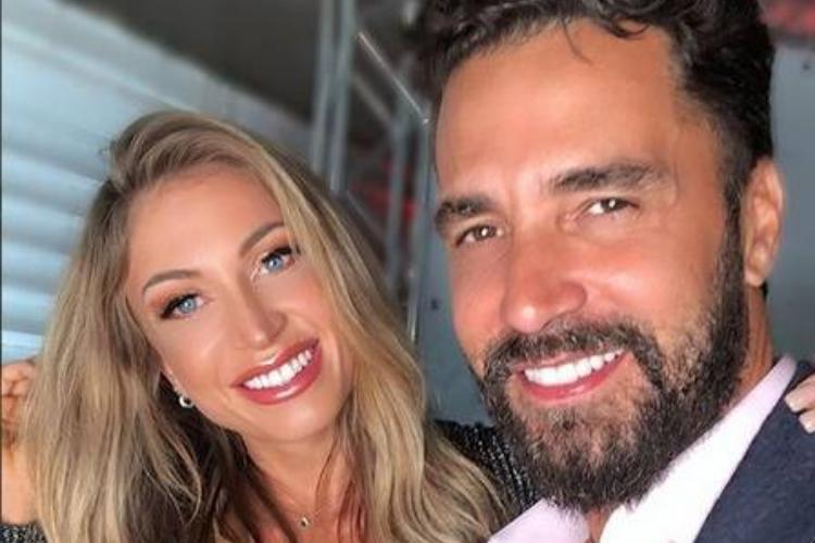 Latino reata noivado com Jéssica Rodrigues - Portal Área VIP