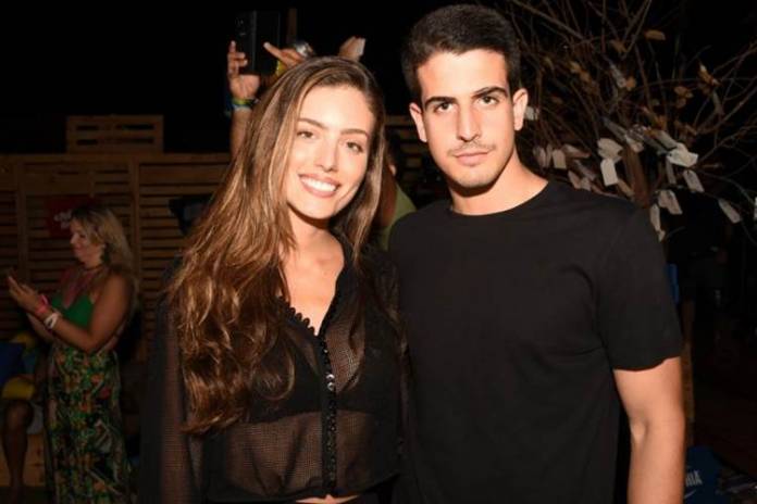 Enzo Celulari é clicado em clima de romance com a namorada na Bahia ...