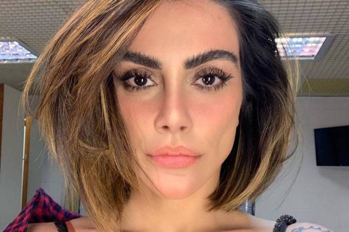 Com botas neon, Cleo posa abastecendo o carro durante viagem - Portal ...