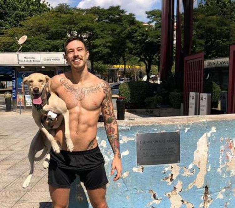 Repórter do "Fofocalizando" surge sem camisa e surpreende - Portal Área VIP