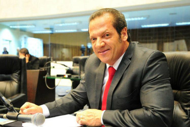 Jornalista é demitido da Record após tirar foto de sunga na praia ...