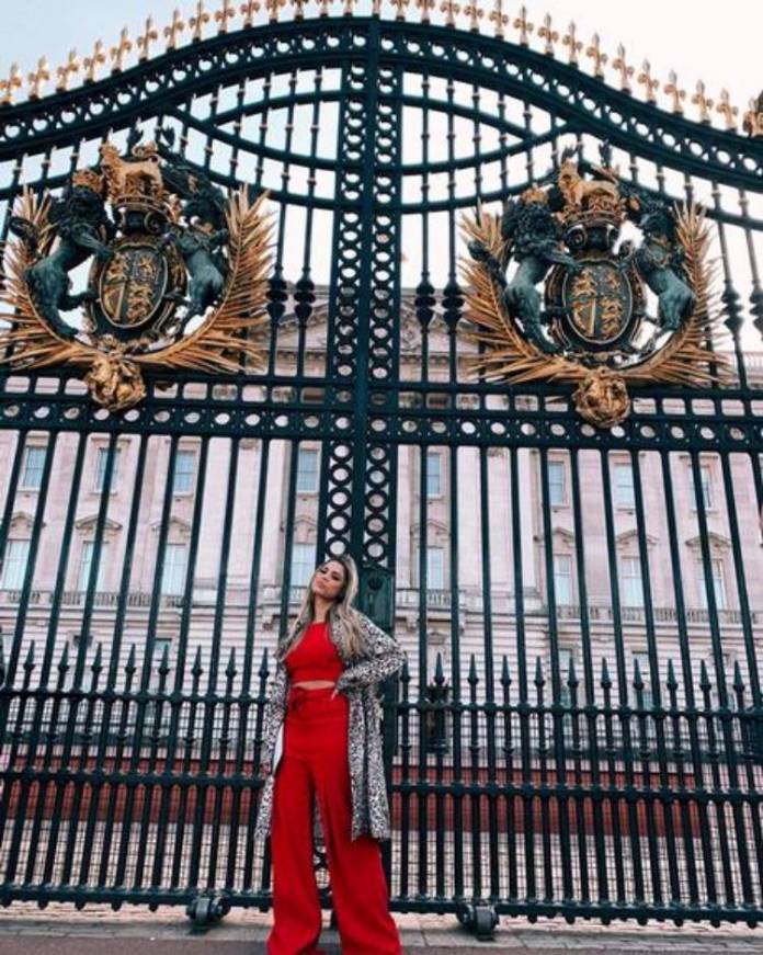 Em turnê internacional, Lexa visita residência da rainha Elizabeth II ...