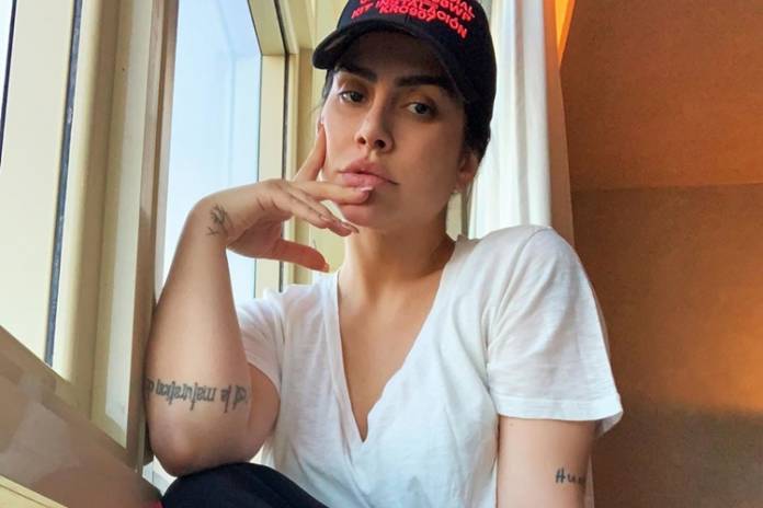 Cleo surge estonteante em foto e cabelos da famosa chama atenção; Veja ...