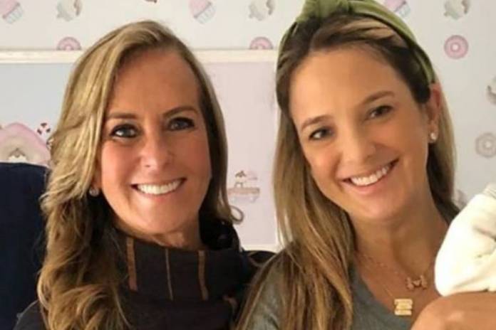 Aos 75 anos, Helô Pinheiro ostenta corpo chapado apenas de biquíni ...