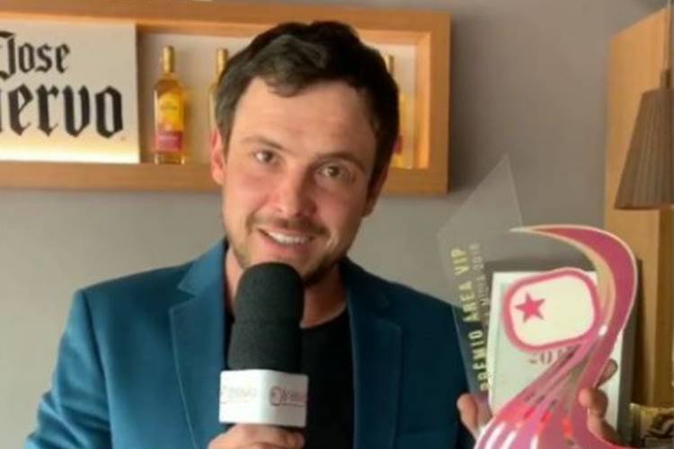 Sergio Guizé comemora prêmio de Melhor Ator de 2018 pelo Área VIP ...