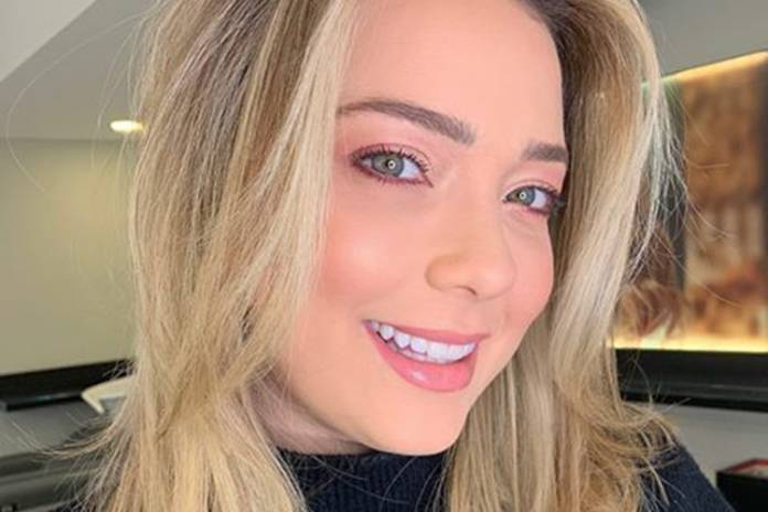 Carol Dantas posa com os dois filhos e se declara: "Meu amor por vocês ...