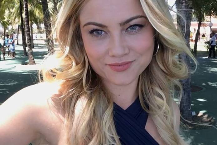 Aos 40 anos, Ellen Rocche arranca elogios ao surgir de biquíni na ...