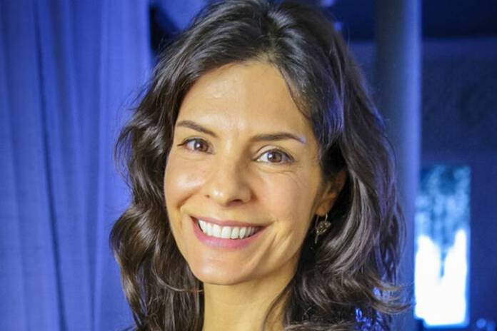 Aos 53 anos, atriz Helena Ranaldi surpreende ao surgir apenas de ...