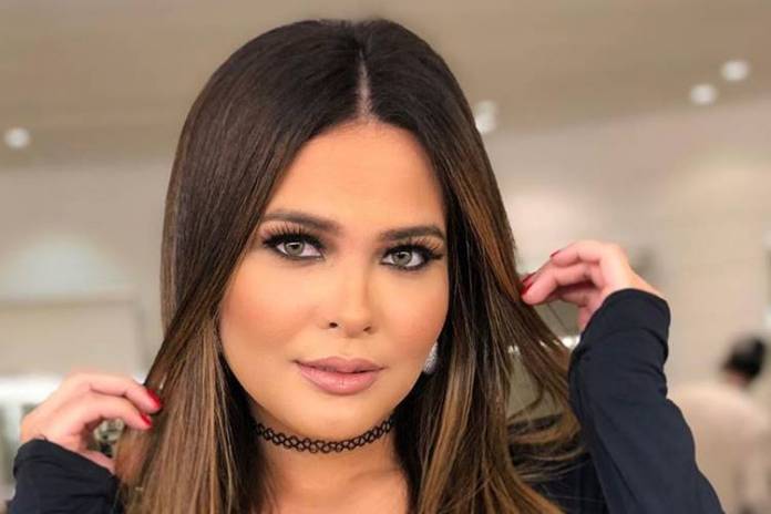 Geisy Arruda encanta ao posar de biquíni nos Lençóis Maranhenses