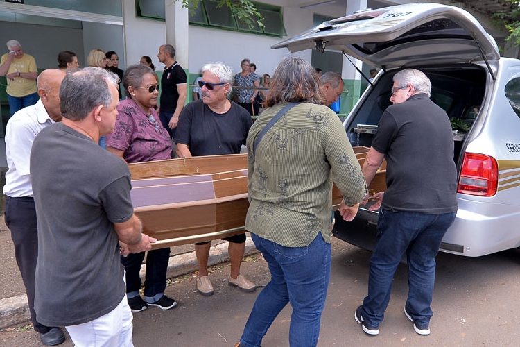 Confira fotos do velório da humorista Zilda Cardoso, a Dona Catifunda ...