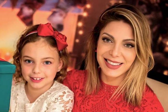 Sheila Mello compartilha cena em que a filha aparece cantando: "Nossa ...