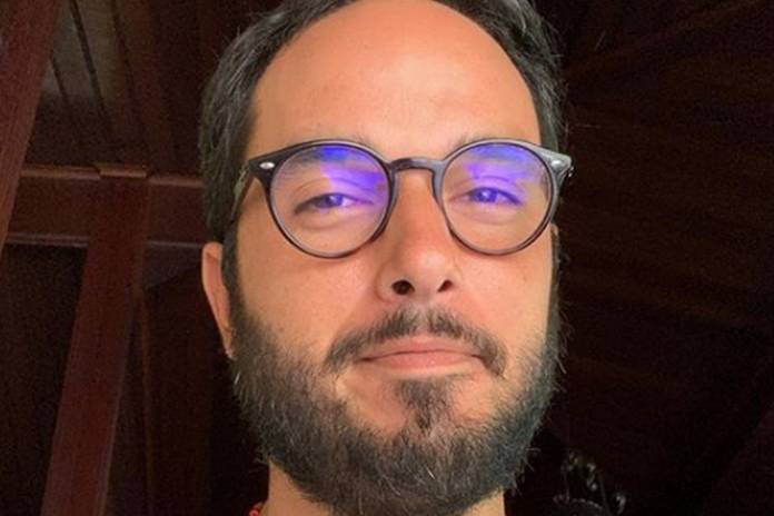 Ator Leo Rosa emociona ao compartilhar ida a Sapucaí após diagnóstico ...