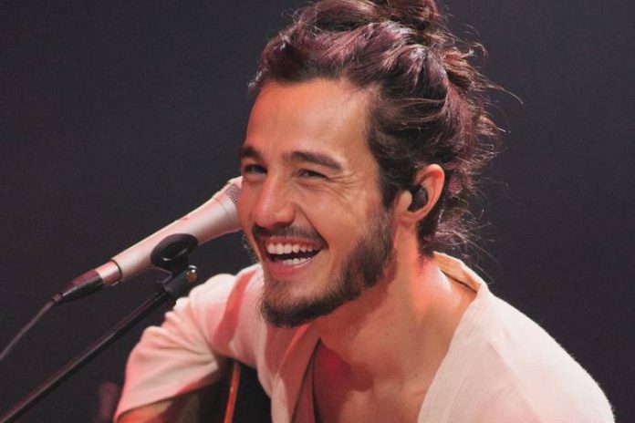 Tiago Iorc ressurge com novo visual e faz anuncio de novo single