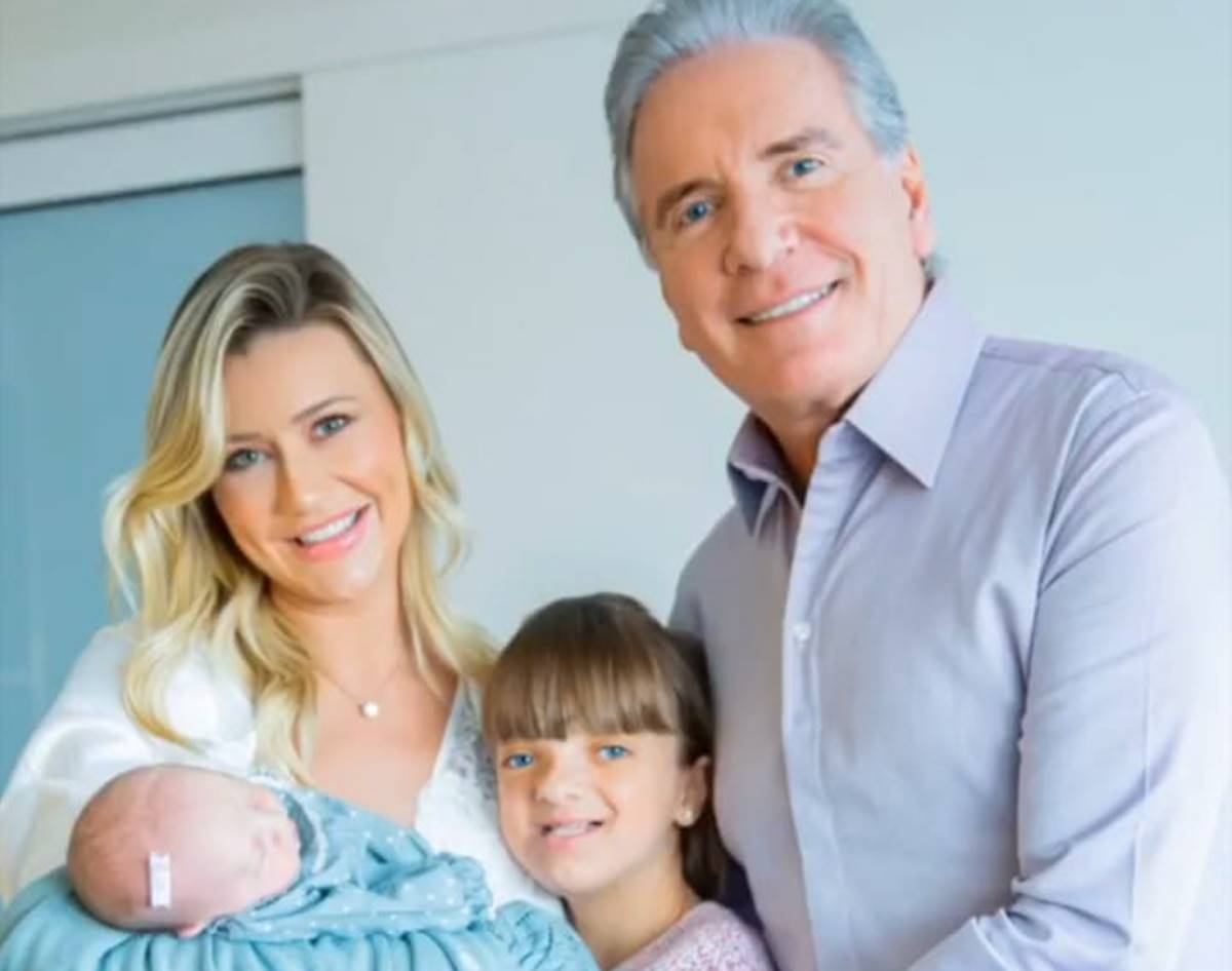 Filha de Roberto Justus segura a irmã pela primeira vez - Portal Área VIP