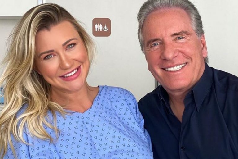 Roberto Justus exibe a filha recém-nascida, Vicky, pela primeira vez ...