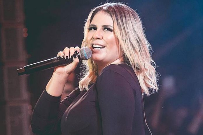 Sertaneja Marília Mendonça surpreende fãs ao surgir cantando música ...