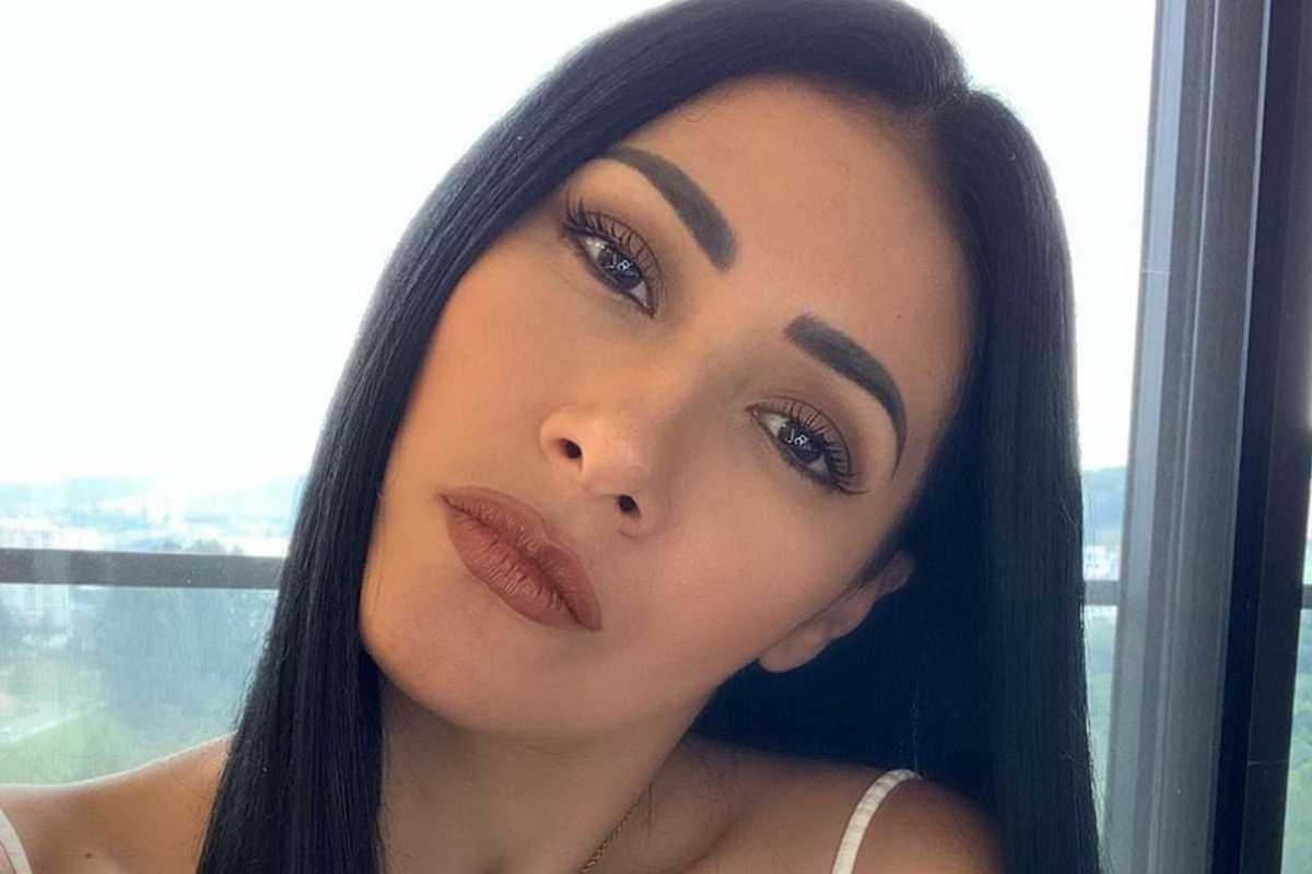 Sertaneja Simaria exibe look justinho e lamenta grande saudade - Área VIP