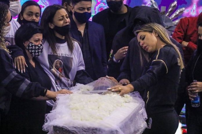 Em velório, familiares e amigos se despedem de MC Kevin - Portal Área VIP