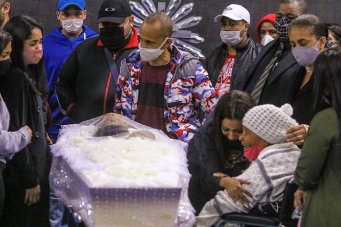 Em velório, familiares e amigos se despedem de MC Kevin - Portal Área VIP