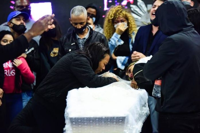 Em velório, familiares e amigos se despedem de MC Kevin - Portal Área VIP