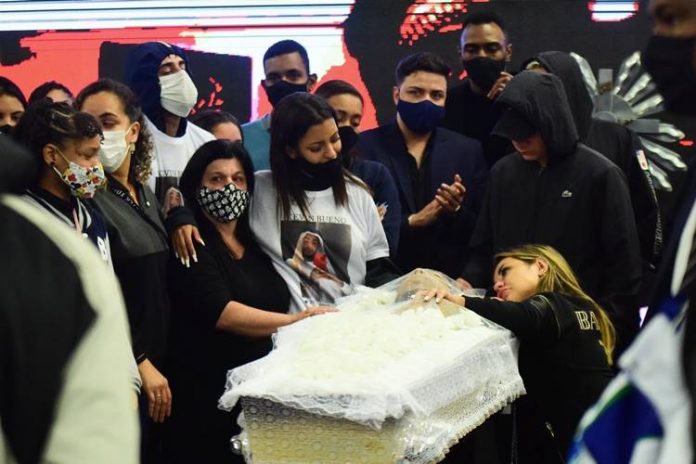 Em velório, familiares e amigos se despedem de MC Kevin - Portal Área VIP