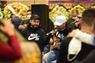 Em velório, familiares e amigos se despedem de MC Kevin - Portal Área VIP