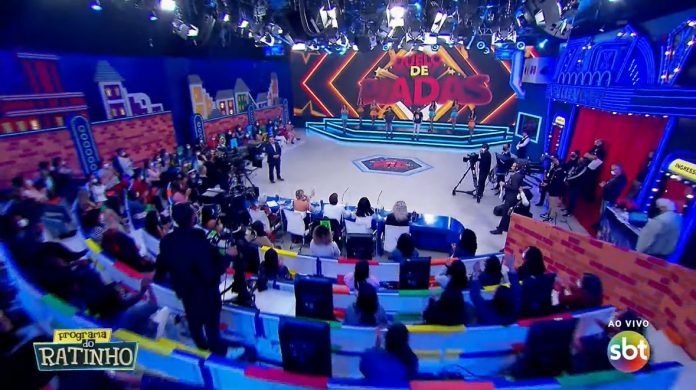 Ratinho estreia novo cenário no SBT e é detonado por comodismo na web
