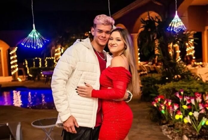 Filha de Gugu Liberato, Marina, surge em momento íntimo com namorado