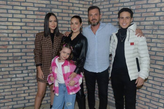 Elenco de Poliana Moça se reúne para a estreia da trama no SBT - Veja ...