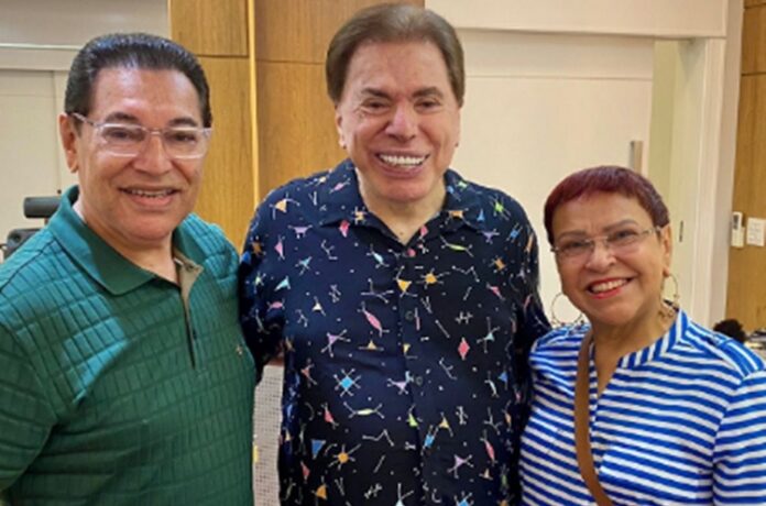 Silvio Santos posa com Jassa e a esposa e dá sinais que voltará aos ...