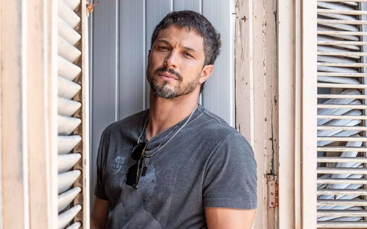 Romulo Estrela mostra bastidores de cena em 'Travessia' e web reage ...