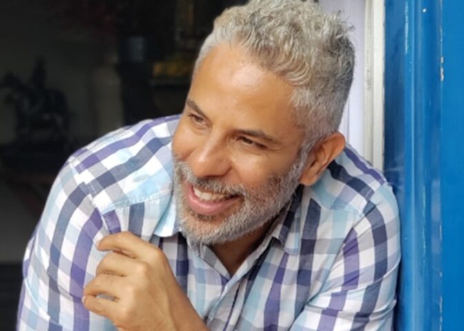 No elenco de Reis, Luka Ribeiro comemora 52 anos de vida e 27 de ...