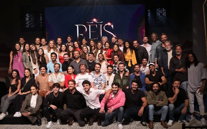 Elenco de Reis se reúne para o lançamento da sexta temporada da série ...