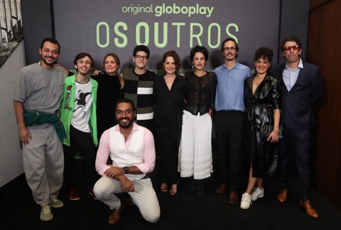 Elenco fala de personagens no lançamento da série Os Outros - Portal ...