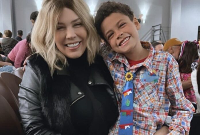 Simony se diverte com filho caçula em evento - Portal Área VIP