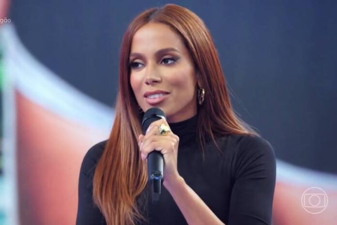Anitta fala sobre relação com Simone Susinna no 'Domingão' e expõe ... Anitta fala sobre relação com Simone Susinna no 'Domingão' e expõe ...
