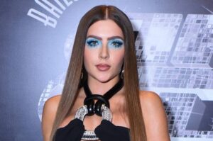 Jade Picon surge em evento com look preto e exibe resultado de cirurgia para colocar silicone ...