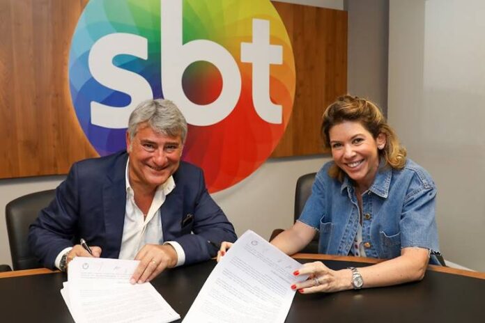 Cleber Machado assina contrato com o SBT - Área VIP Cleber Machado assina contrato com o SBT - Área VIP