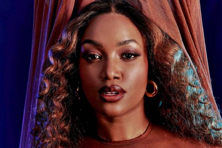 IZA faz show com vestido semitransparente com corset dourado no The ...