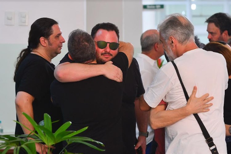 Famosos se despedem de Roberto Manzoni, veja fotos do velório - Portal Área VIP